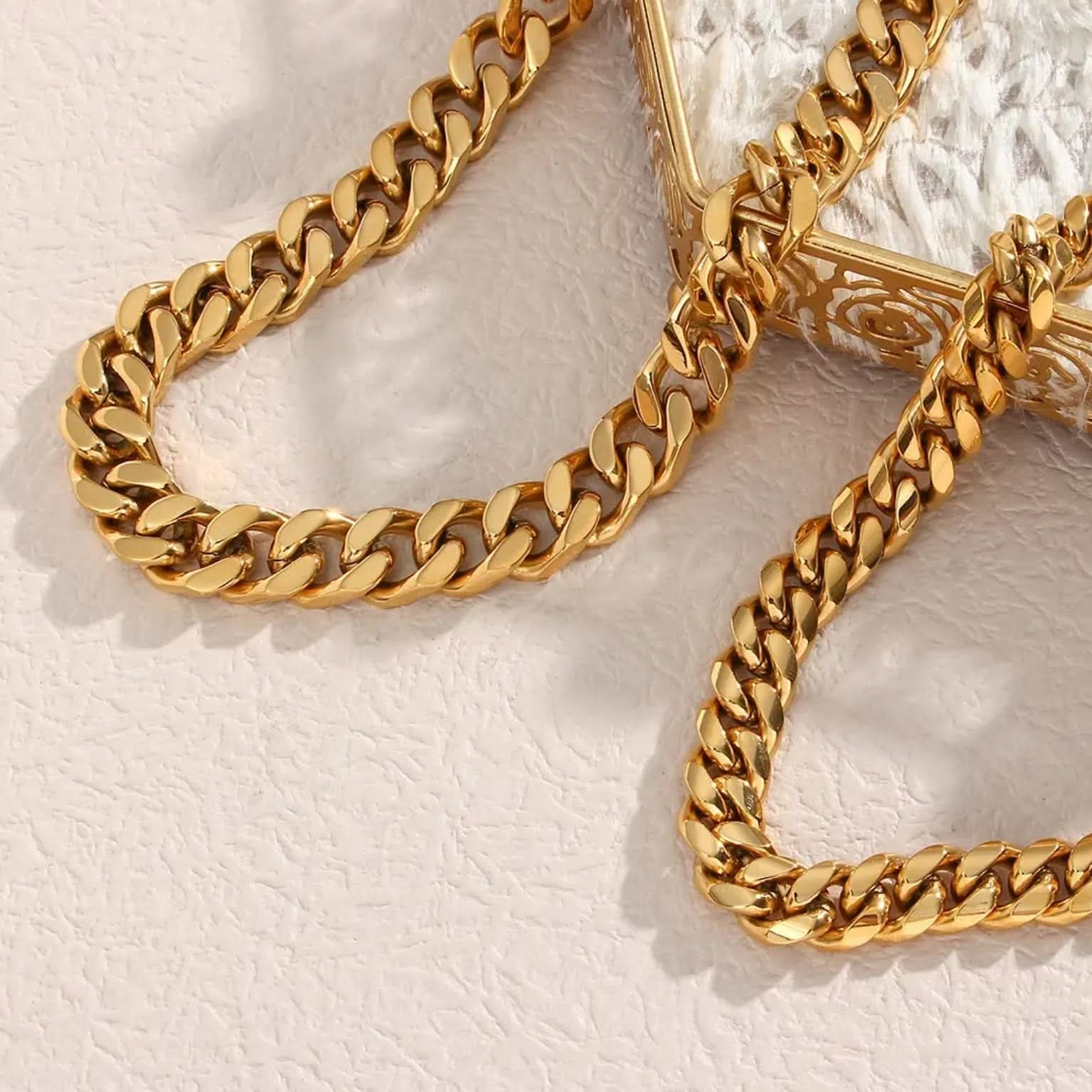 Women's Chunky Cuban Link Chain Necklace Gold | VIRAGE London